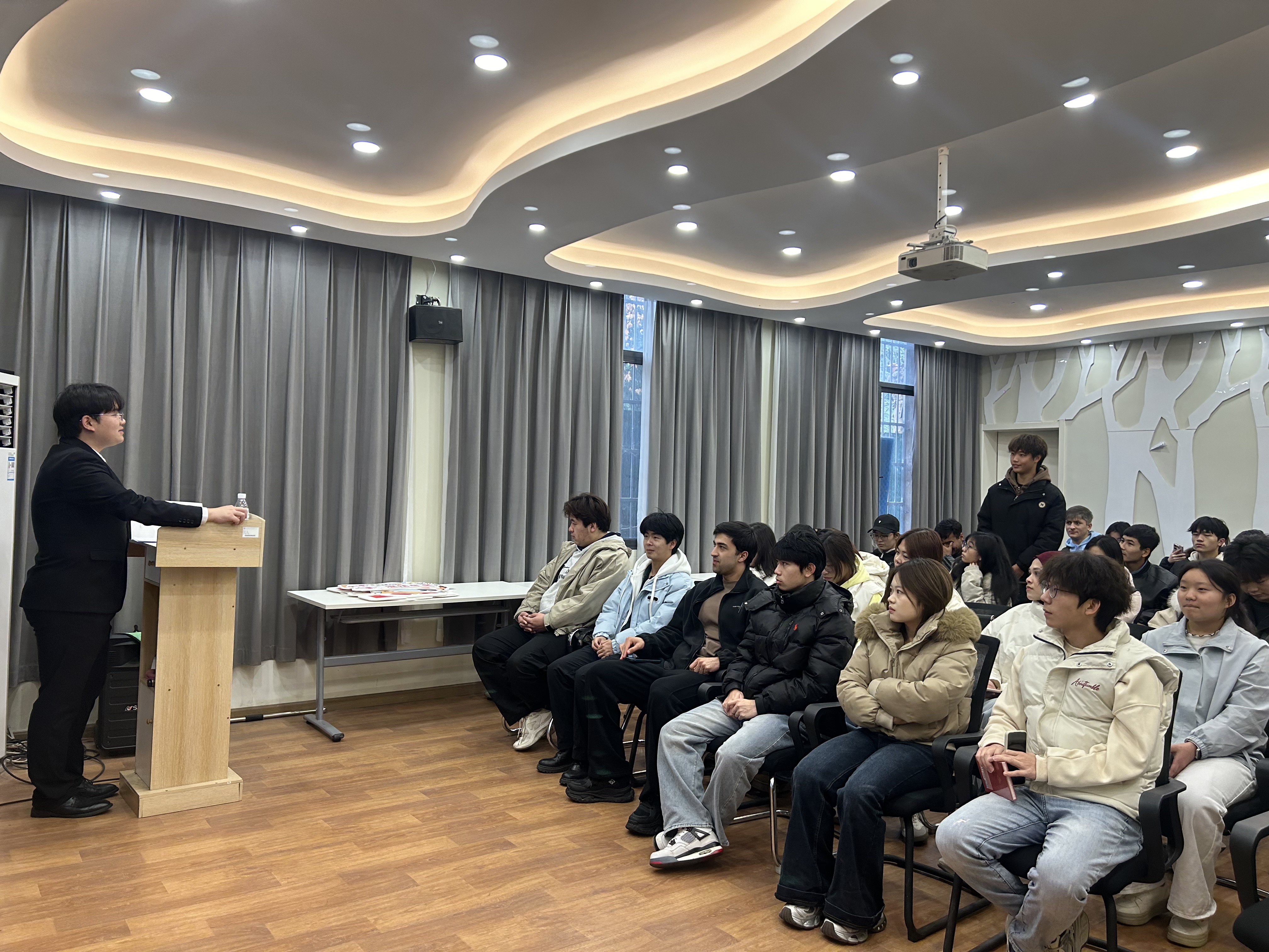 武职学生社区冬至活动温情“开席”：籽籽同心迎冬至 中外学子话“交融”